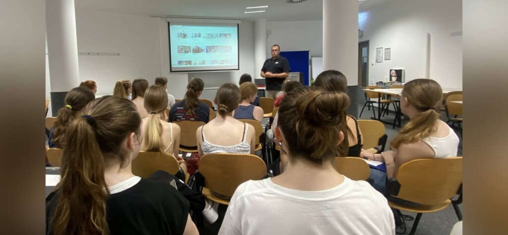 Unterrichtsgang der G 9b zum Berufsinformationszentrum - St.-Ursula-Schule